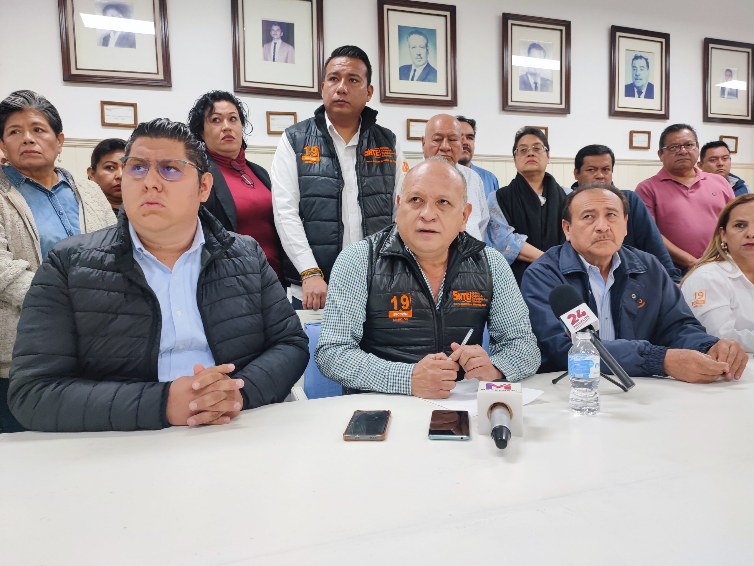 Demandan homologados solución a demandas; Advierten con paro laboral.